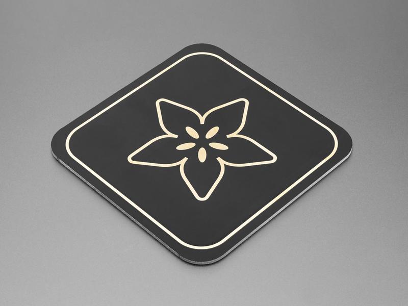 Painettu piirilevy (PCB) alusta, jossa on kultainen Adafruit-logo ...